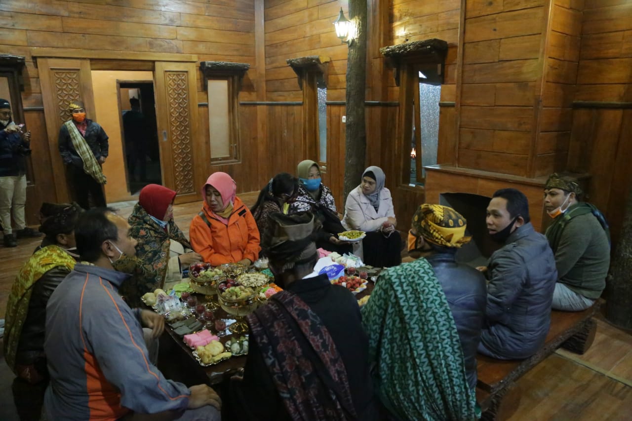 Masyarakat Tengger Memperingati Karo Di Desa Ranu Pane - Website Resmi ...